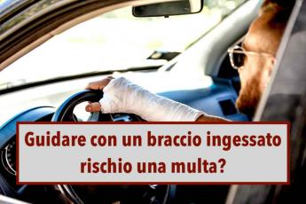 Guidare con un braccio ingessato o un piede fasciato, rischio una multa ...