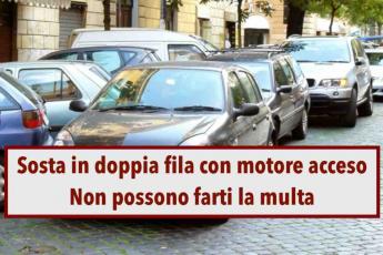 Sosta con auto in doppia fila e motore acceso, non puoi essere multato ...